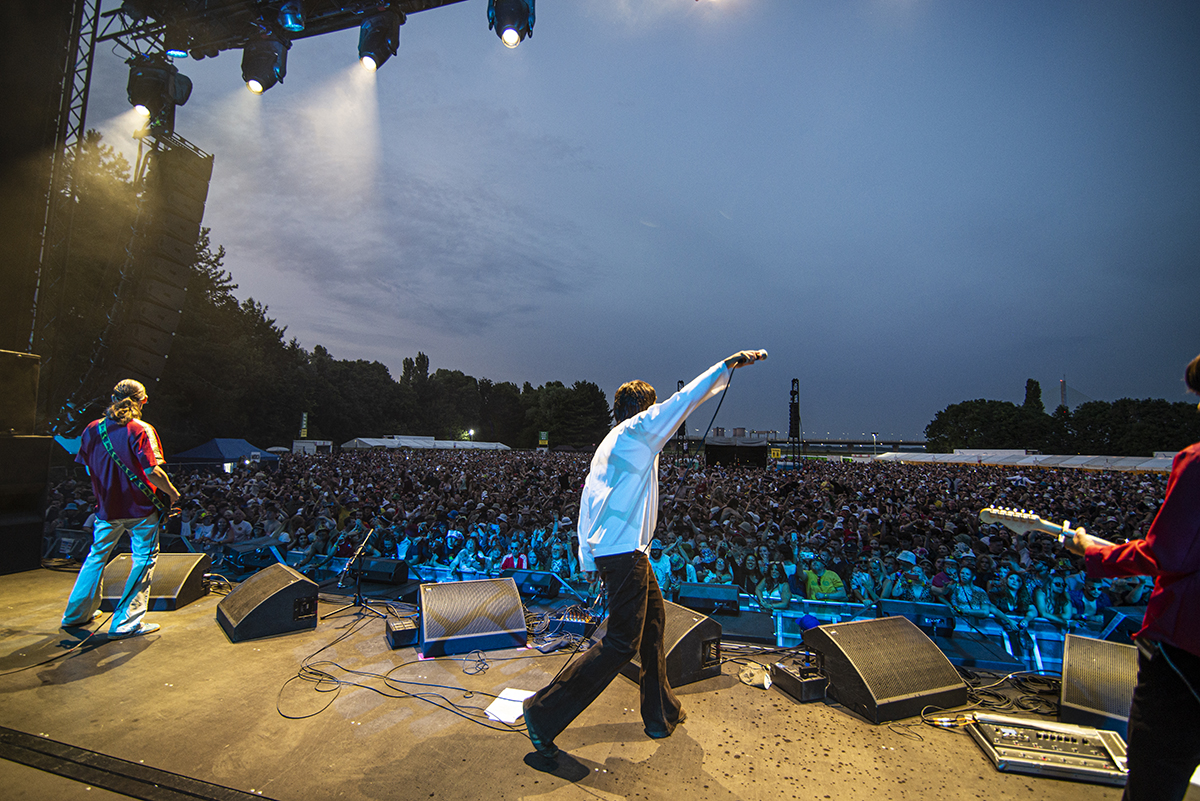 Review: The Clone Roses And Guests Delight Huge Crowd At Spike Island ...